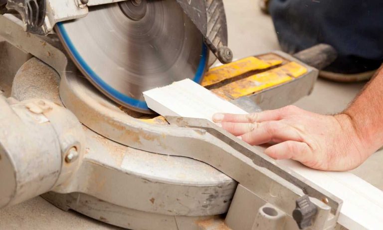 Scie à onglet simple ou double biseau : ne vous trompez pas