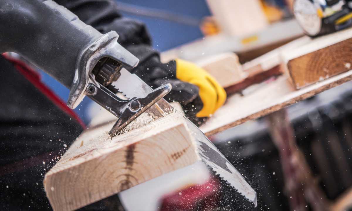 Scie sauteuse ou sabre : quelles sont les différences